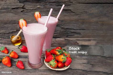 딸기 스무디 다채로운 과일 주스 밀크 셰이크 혼합 음료 건강 한 고 단백 맛이 유리 음료 에피소드 아침 나무 배경에서 맛 있는 0명에 대한 스톡 사진 및 기타 이미지
