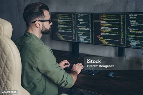 프로필 측면보기 매력적인 지적 숙련 된 남자의 초상화 작성 Css Cms Html 건물 프로세스 알고리즘 직장 역 실내 25 29세에 대한 스톡 사진 및 기타 이미지