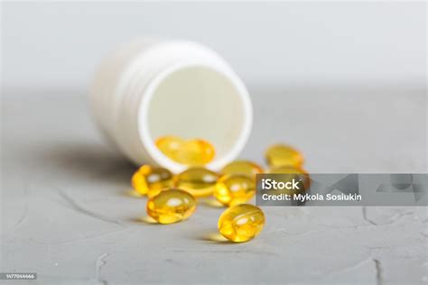 알약 병에서 오메가 3 오일이 쏟아져 나오는 소프트 젤 알약 젤 캡슐 병 흰색 표면 오메가 3 종합 비타민 칼슘 항생제 건강 면역 구조 캡슐에 대한 스톡 사진 및 기타