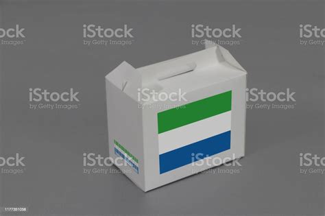 바코드와 회색 배경에 국가 플래그의 색상흰색 상자에 시에라 리온 플래그 시에라리온에서 수출 거래의 개념 개념에 대한 스톡 사진