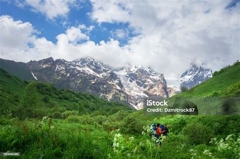 산에서 트레킹 산악 트레일에서 사람들 코 카 서 스에서 하이킹 조지아의 Svaneti 산 조지아 하이랜드의 잔디 그린 밸리 스바네티에 대한 스톡 사진 및 기타 이미지