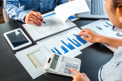 새로운 스타트업 프로젝트 계획 재무 및 경제 그래프와 함께 성공적인 팀워크로 전략 기획을 위한 비즈니스 팀 회의 25 29세에 대한 스톡 사진 및 기타 이미지 Istock