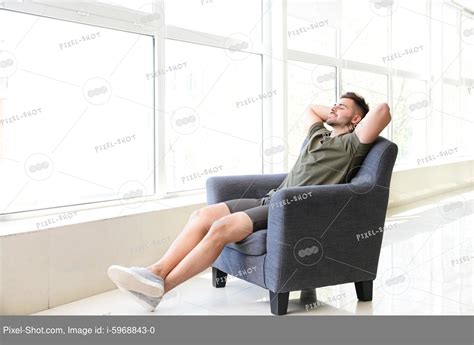 В кресле раздвигает ноги 95 фото