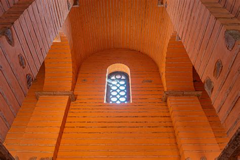 이미지는 벽돌 벽 우뚝 솟은 아치 및 복잡한 디자인 요소가있는 웅장하고 아마도 종교적인 구조의 내부 모습을 보여줍니다 유리한 지점은 넓이와 높이를 강조합니다 개념에 대한