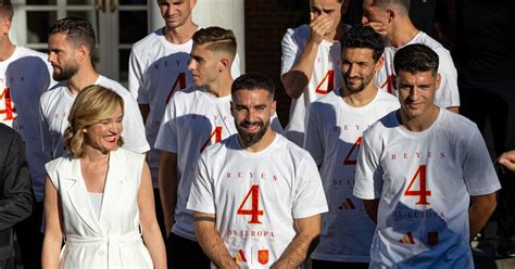 El Gobierno lanza una pulla a Carvajal por su no saludo a Sánchez Es incompatible con los