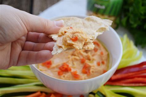 pe masa din bucatarie humus cu ardei roșu copt