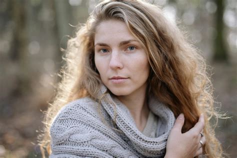 가을 가을 패션 개인 스타일 고요한 고전적인 표정 금발 기분 좋은 긴 머리 니트웨어 따뜻한 미니멀리스트 패션 부드러운 원단 사람 소프트 포커스