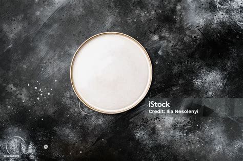텍스트 또는 음식을위한 복사 공간이있는 세라믹 빈 흰색 접시 검은 색 어두운 돌 테이블 배경에 상단 보기 플랫 레이 0명에 대한 스톡 사진 및 기타 이미지 Istock