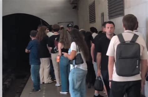 მეტრო თავისუფლების მოედანზე 25 წლამდე ახალგაზრდა კაცი ლიანდაგებში ჩავარდა რა ხდებოდა ადგილზე