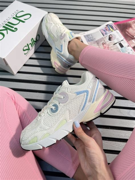 کفش آدیداس زنانه قیمت و خرید کتونی آدیداس دخترانه Adidas شیکومد