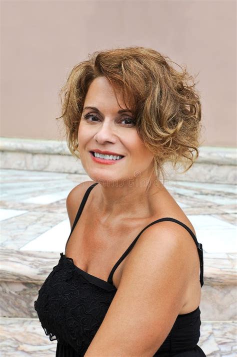 Schöne reife Frau stockfoto Bild von lebensstil gealtert