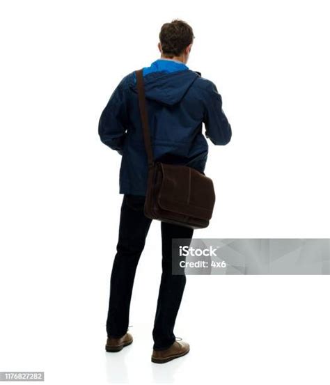 전체 길이한 사람만한 사람멀리옆으로 시선후면뒤 2029 세 성인 잘 생긴 머리짧은 머리 백인 남성젊은 남자 흰색 배경시원한 태도 후면에 대한 스톡 사진 및 기타 이미지