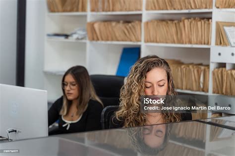 아카이브를 배경으로 사무실 책상에서 일하는 두 명의 사업가 25 29세에 대한 스톡 사진 및 기타 이미지 25 29세 2명 기업 비즈니스 Istock