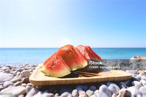 접시에 수박의 육즙이 많은 조각 배경에 바다와 해변 붉은 수박 신선한 과일 여름 시간 0명에 대한 스톡 사진 및 기타 이미지 Istock
