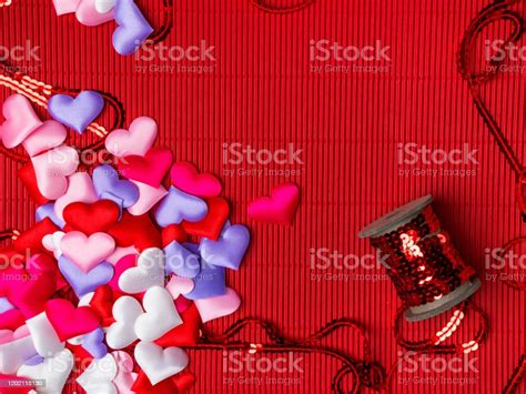 빨간색 배경에 텍스트에 대한 다채로운 마음과 공간이있는 인사말 카드 발렌타인 데이 결혼식 장식 다양한 하트 0명에 대한 스톡 사진 및 기타 이미지 Istock
