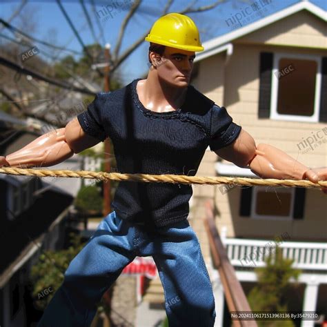 Ai创作图肩扛钢筋 救灾蜡像 工人工作场景雕像 建筑工人雕像 搬运工雕像 模型脚手架 人物模型玩具 建筑工人塑像 矿工人偶工艺品 玩具工程师 搬运工雕塑搬运工雕像 别墅攀援 撑杆跳雕塑 仿真小