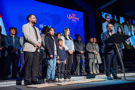 시애틀 로페스 목사님 가정을 파송하며 부활절을 한 주 앞둔 종려 주일입니다 어린 나귀를 타고 예루살렘으로 입성하는 예수님을 환영하던 무리는 그 땅에 정치적 독립과
