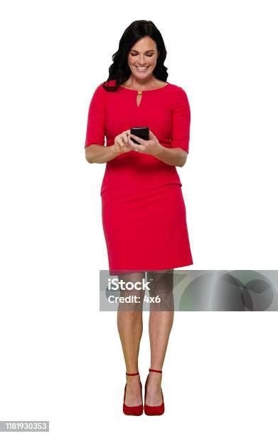 전체 길이정면 보기카메라성인 의 1 인 아름 다운 검은 머리긴 머리 백인 여성젊은 여성 입고 입고 드레스와 하이힐 을 입고 웃고행복쾌활 한웃음시원한 태도문자 메시지 40