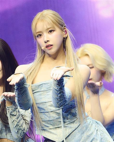 Nmixx Jiwoo 에스콰이어 1월호 스페셜 프로젝트 만 스무 살을 맞이한 지우가 사랑스러운 에디튜드와 밝은 에너지로 첫 개인 화보를 장식했어요 더 많은 화보는