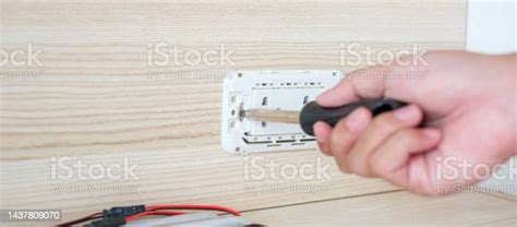 소켓 플러그 용 와이어 케이블을 설치하는 스크루 드라이버를 사용하는 사람의 손 주택 및 아파트 개념의 개조 수리 수리 및 개발 0명에 대한 스톡 사진 및 기타 이미지