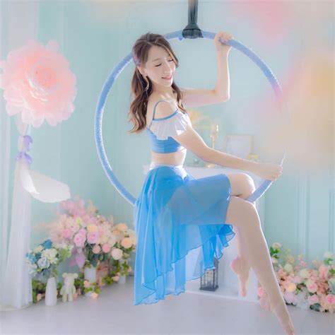 르니끄 팅커벨세트폴링스커트 스카이블루 롱으로💙신비한 분위기의 후프프로필 촬영하신 해외 폴러님 ️ 롱 스커트는 폴링할 때 더 화려한 느낌을 연출하실 수 있어요🫶🏻