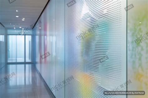 Ai创作图玻璃走廊 现代 空间 彩色 光影 墙面 室内 装饰 建筑 设计 通透 几何 图案 地板 光线 昵图网