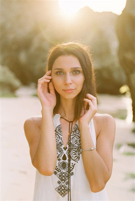 무료 이미지 여자 얼굴 관절 피부 말뿐인 어깨 화이트 플래시 사진 거리 패션 소매 서 있는 햇빛 안경 행복 몸짓 허리 속눈썹 시원한 잔디