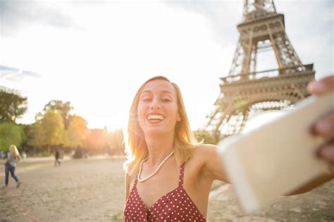 백인 여성은 휴대 전화를 사용하여 파리에서 셀카 초상화를 소요 개성 개념에 대한 스톡 사진 및 기타 이미지 개성 개념 관광 관광객 Istock