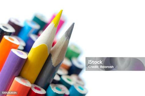 흰색 빈 종이에 몇 가지 색깔의 반전 연필 2021년의 트렌드 색상을 상징하는 두 개의 노란색과 회색 연필 크리에이티브 컴포지션 0명에 대한 스톡 사진 및 기타 이미지