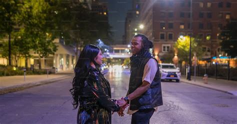 밤에 도시 거리에 서 있는 남자와 여자 사진 Unsplash의 도시 이미지