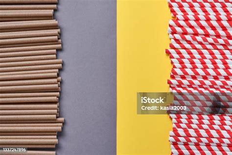 종이와 옥수수 전분으로 만든 빨간색과 갈색의 음주 튜브 생분해성 재료 및 노란색과 회색 트렌드 색상 2021 배경에 에코 종이 안경 제로 폐기물 및 플라스틱 무료 개념 맨