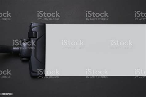 현대 진공 청소기 바닥을 진공 청소기로 청소 하는 동안 사용 되 고 어두운 머리 청소 서비스 개념입니다 청소기 Hoovering의 과정입니다 공간 형식에 대 한 가사