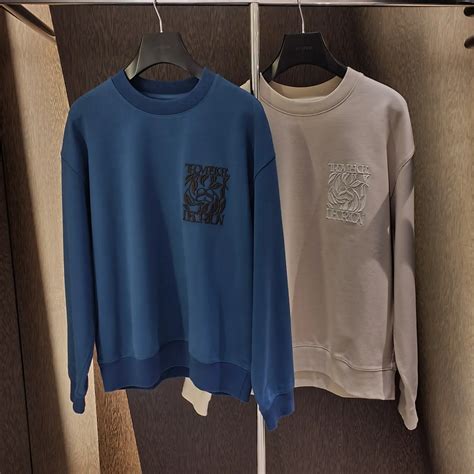 시스템옴므 현대시티아울렛 동대문점 엠브로이더리 스웻셔츠 가슴 한쪽에 사각형의 프레임의 입체적인 배색 자수를 더해 포인트를 준 스웻셔츠입니다 100 면 소재를