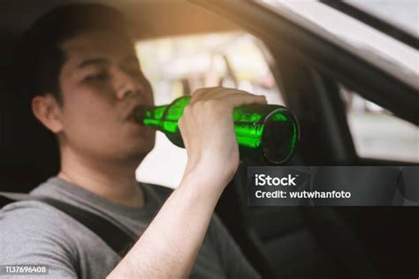 아시아 사람 술에 취해 알코올 도로에서 운전 하는 동안 맥주를 마시는 감정에 대한 스톡 사진 및 기타 이미지 감정 개념 개념과 주제 Istock