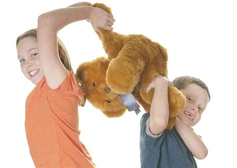 Het Jonge Meisje En Jongens Vechten Over Beer Stock Afbeelding Image Of Vijand Rivaliteit