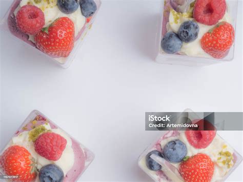 라즈베리 블랙베리 딸기 견과류를 곁들인 요구르트 사막 0명에 대한 스톡 사진 및 기타 이미지 0명 과일 냉동 요구르트 Istock