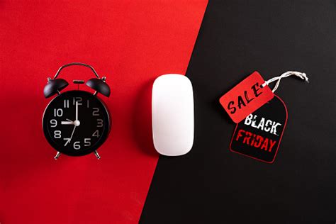 알람 시계 흰색 마우스와 빨간색 검은 색 배경에 빨간색 종이 태그와 검은 금요일 판매 텍스트의 상단보기 쇼핑 온라인 개념 블랙 프라이데이 구성 11월에 대한 스톡 사진 및