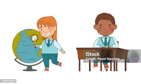 학교에서 공부하는 파란색 유니폼을 입은 귀여운 학생들 행복한 초등학생 만화 벡터 일러스트 개체 그룹에 대한 스톡 벡터 아트 및