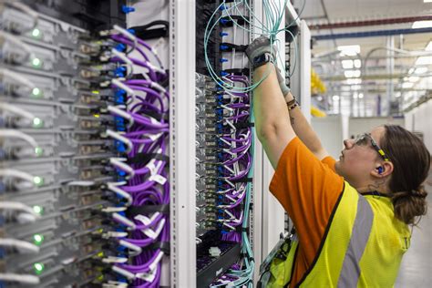 Microsoft Unveils Two Customised Chips For Ai Silicon Uk