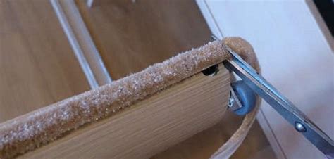 Как приклеить шлегель на шкаф купе