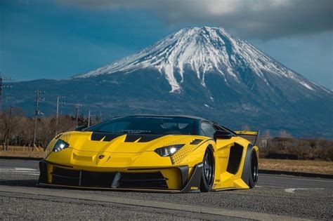 Liberty Walk это японская компания специализирующаяся на производстве тюнинг комплектов для