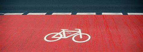 도시에 자전거 도로가있는 도로 친환경 라이프 스타일 Co2 배출량 감소 자전거 차선에 대한 스톡 사진 및 기타 이미지 자전거 차선 감소 주차 활동 Istock