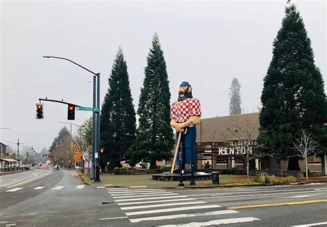 The Real Story Behind Oregons Giant Iconic Paul Bunyan Statue