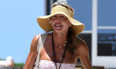 Tucker Carlsons Wife Appears Carefree Day After Fox Host Was Ousted