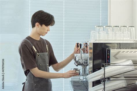 까페 커피기계를 배경으로 커피를 만드는 모습 아시아 한국 남자 모델 Stock 写真 Adobe Stock