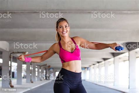 로프를 건너 뛰는 에 서 운동 여성의 몸의 전체 길이 그녀는 몸에 맞는 킵에 신체 운동을하고있다 여자에 대한 스톡 사진 및 기타