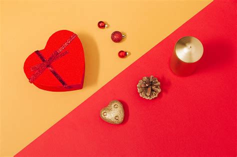 빨간색과 노란색 표면에 선물 상자와 크리스마스 장식품이 있는 금색 양초의 상위 뷰 겨울에 대한 스톡 사진 및 기타 이미지 겨울 공휴일 금색 Istock