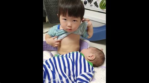 동생 젖먹이는 아이 YouTube