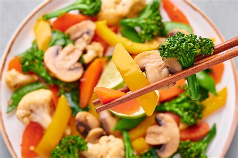 패드 팍 루암 또는 채식 볶음 야채는 젓가락에 조각을 닫습니다 패드 팍 은 야채와 소스가 섞인 태국 요리 채식 요리입니다 태국 음식 0명에 대한 스톡 사진 및 기타 이미지