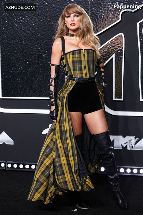 Taylor Swift Sexy Flaunts Her Hot Cleavage At The MTV Video Music Awards In New York AZNude